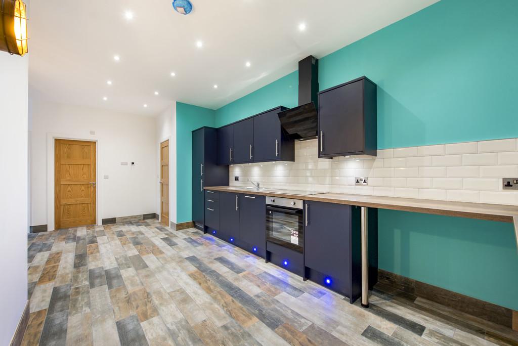 Colville Road, London W3 2 bed apartment - £2,100 pcm (£485 pw)