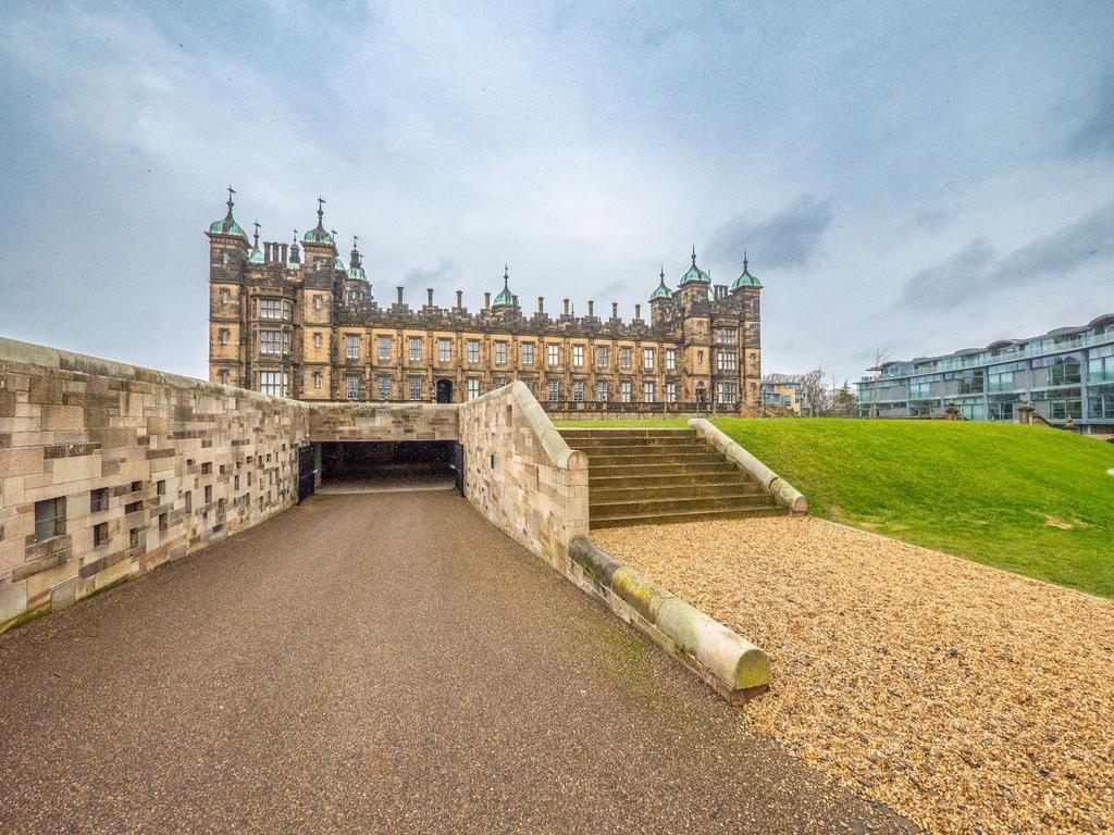 Donaldson Drive, Edinburgh... 3 bed flat - £5,565 pcm (£1,284 pw)