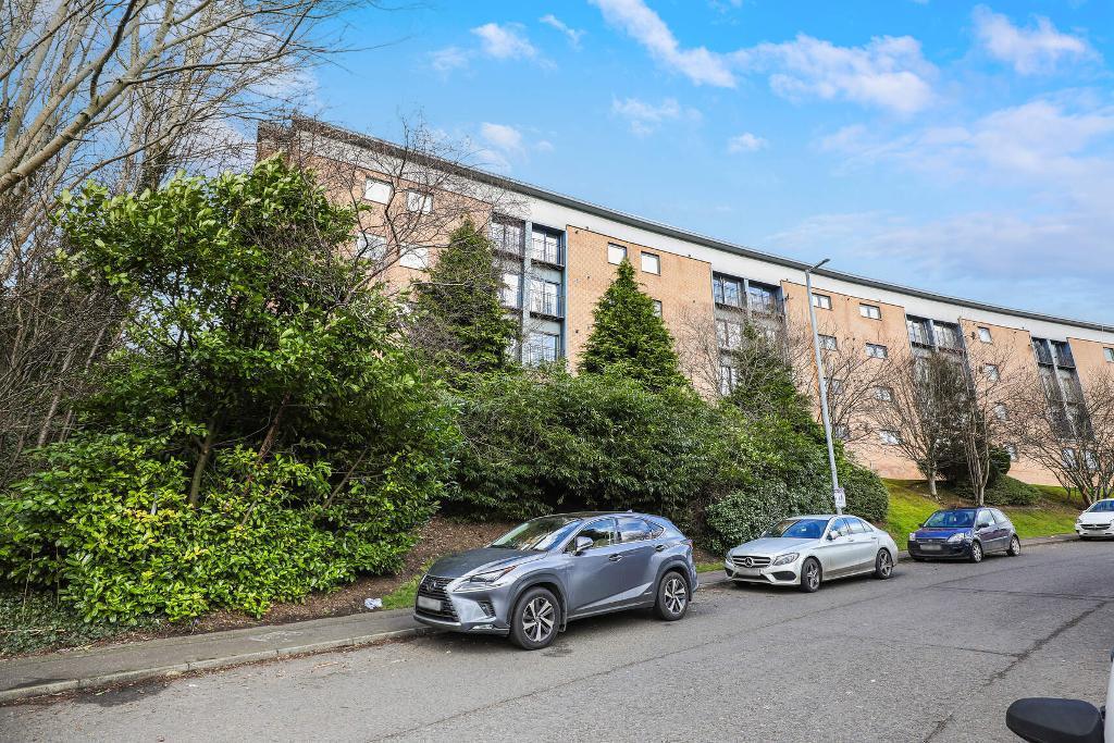 Calderpark Terrace, Uddingston, G71 7SR 2 bed flat - £129,950