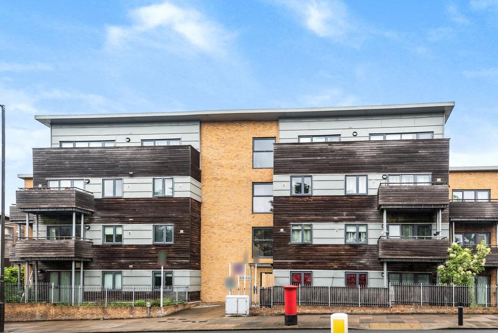 Charlton Road, London SE7 2 bed flat - £2,000 pcm (£462 pw)