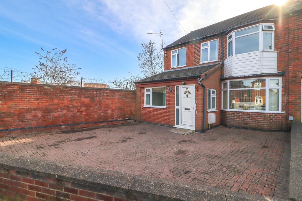 Limehurst Avenue, Loughborough, LE11 4 bed end of terrace house - £260,000