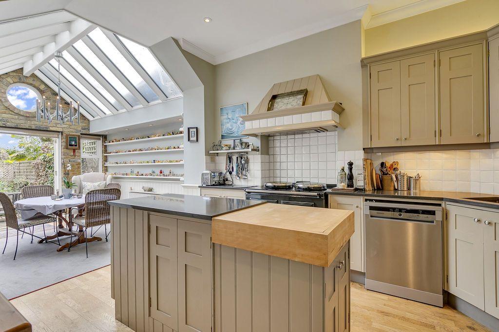 Bolingbroke Grove, London SW11 2 bed apartment for sale - £1,350,000