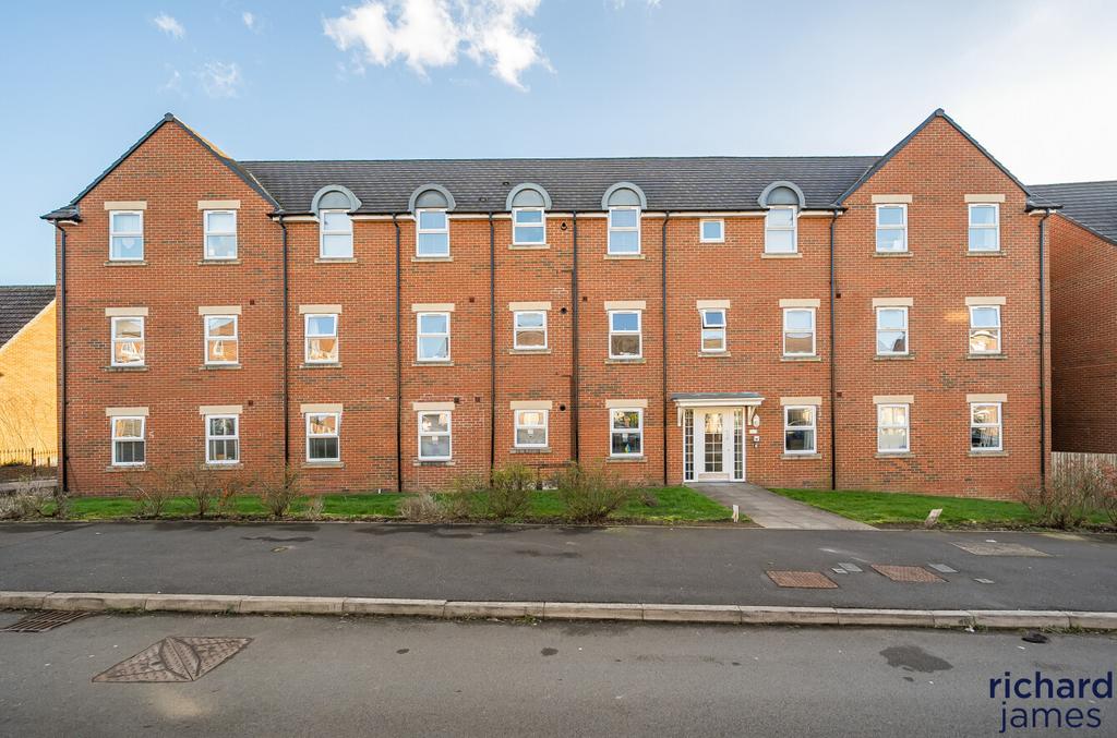 Cloatley Crescent, Royal Wootton... 2 bed flat for sale - £160,000