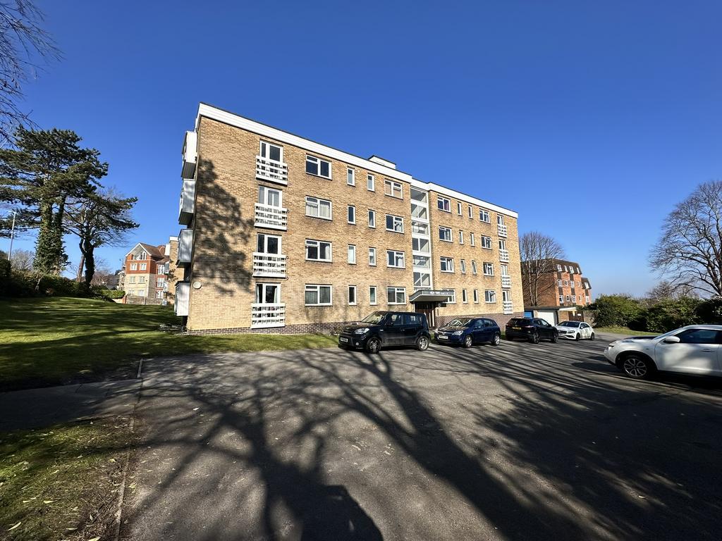 Carew Road, Eastbourne BN21 2 bed apartment for sale - £250,000