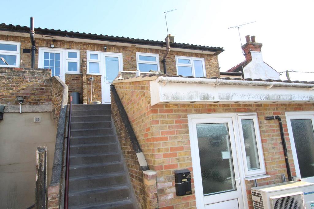 Hart Road, Thundersley 2 bed flat - £1,000 pcm (£231 pw)