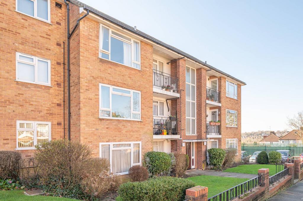 South Mount, Whetstone, London, N20 2 bed flat - £1,700 pcm (£392 pw)