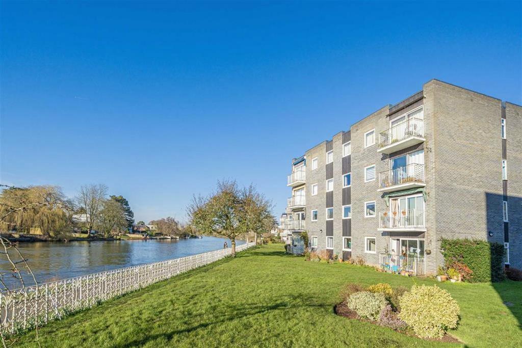Riverside Road, Staines-Upon-Thames TW18 2 bed flat for sale - £375,000
