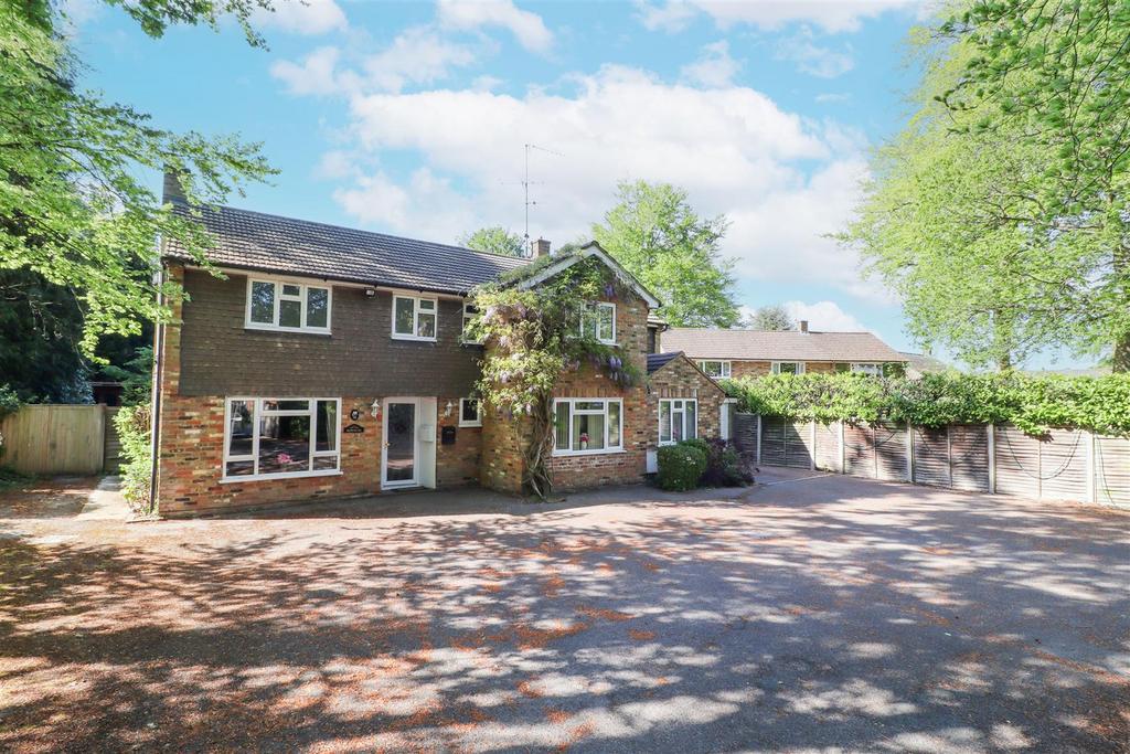 Fleet Road, Fleet GU51 4 bed detached house for sale - £750,000