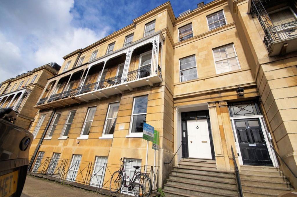 Lansdown Place GL50 2HX 1 bed flat - £1,200 pcm (£277 pw)