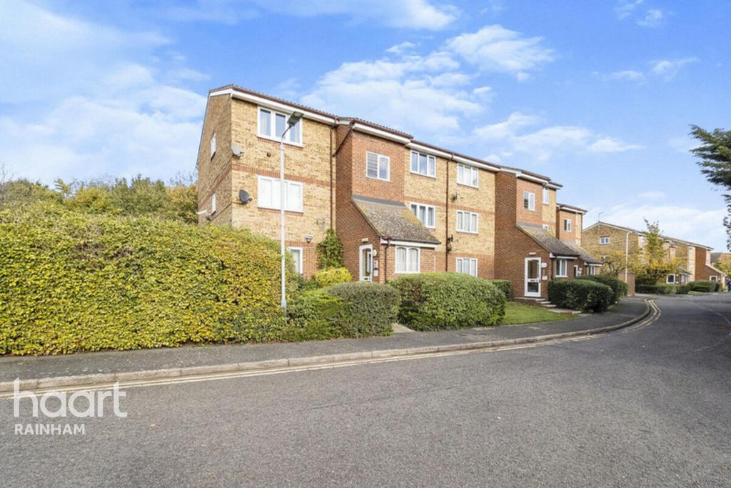 Stirling Close, Rainham, RM13 9NQ 1 bed apartment for sale - £160,000