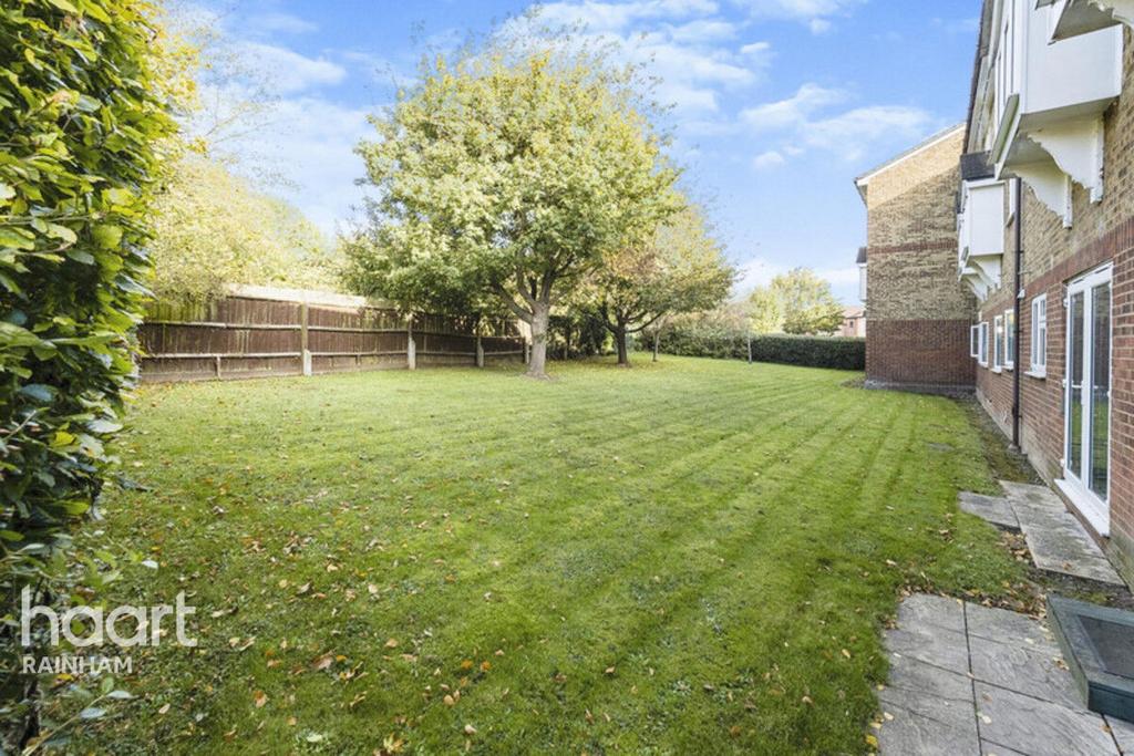 Stirling Close, Rainham, RM13 9NQ 1 bed apartment - £160,000