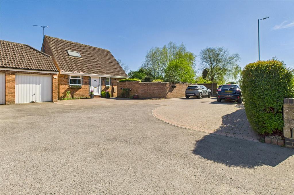 Swindon Road, Swindon SN3 3 bed detached house - £375,000