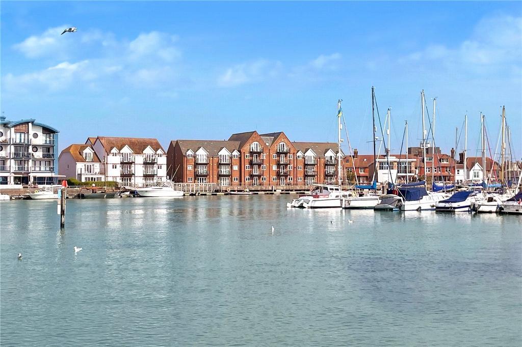 Pier Road, Littlehampton, West Sussex 2 bed apartment for sale - £349,500