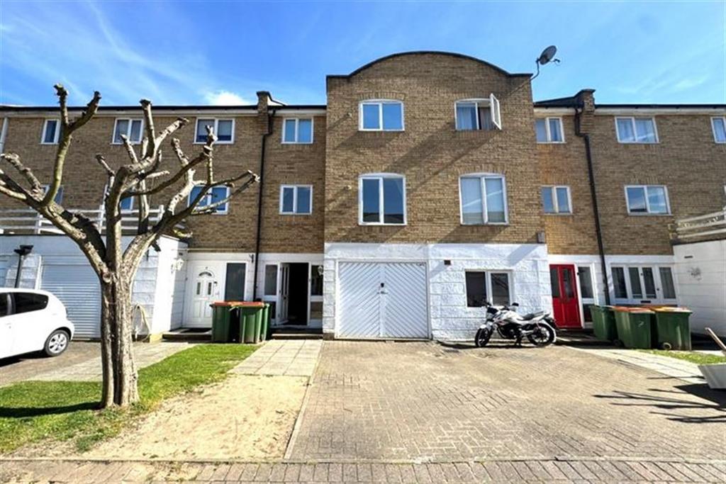 Grimsby Grove, E16 3 bed house - £2,700 pcm (£623 pw)