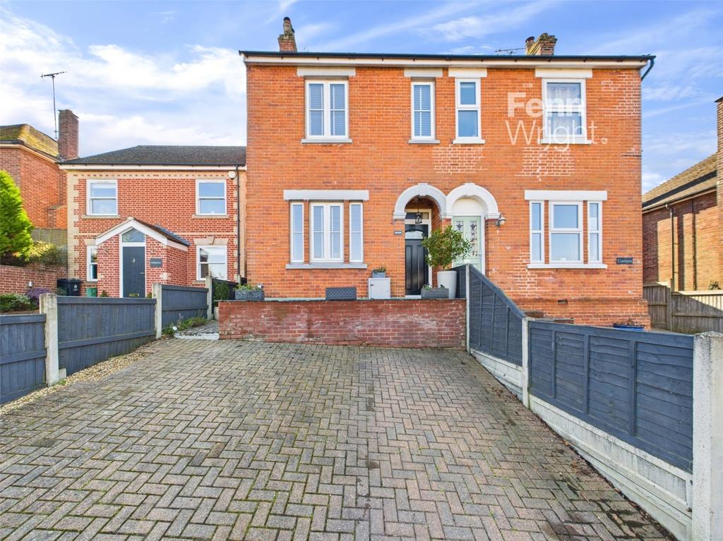 Mill Hill, Manningtree, Essex, CO11 2 bed semi-detached house - £315,000