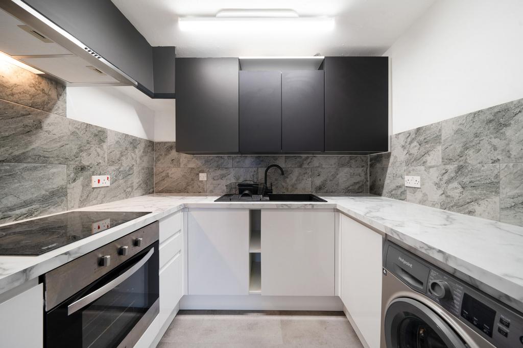 Badgers Close, Harrow 2 bed apartment for sale - £300,000