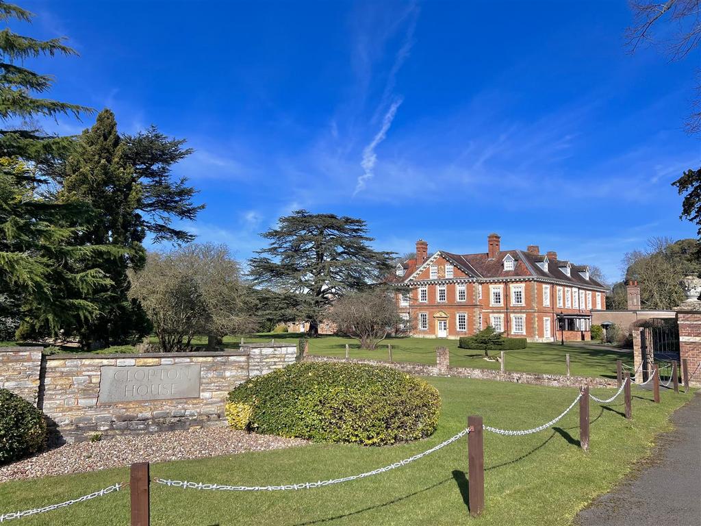 Clopton House, Stratford-Upon-Avon CV37 2 bed apartment - £380,000