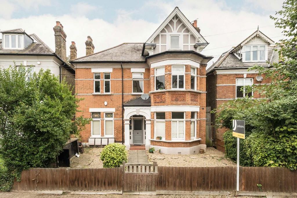 Culverden Road, London SW12 3 bed flat - £2,500 pcm (£577 pw)