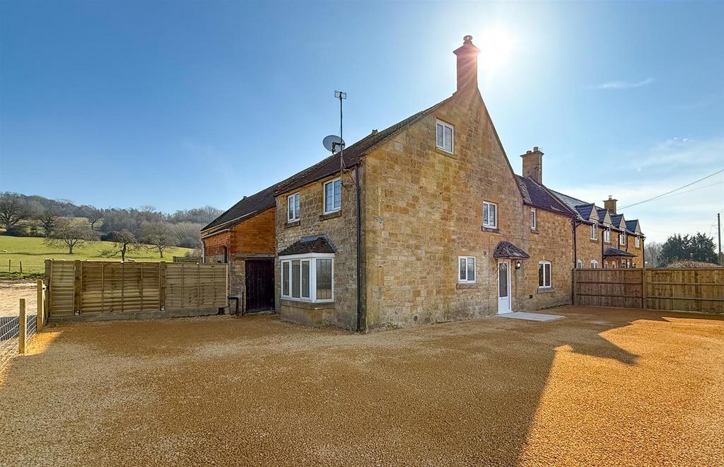 Broadway, Worcs WR12 7FH 3 bed house - £2,300 pcm (£531 pw)