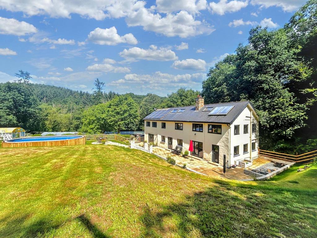 Hollocombe, Chulmleigh, Devon, EX18 5 bed equestrian property - £950,000