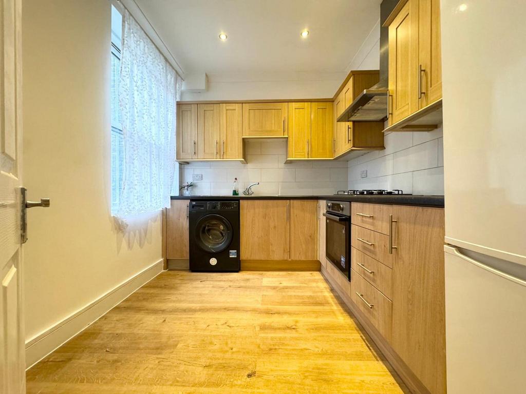 10-11 Camberwell Green, London SE5 1 bed apartment - £1,500 pcm (£346 pw)