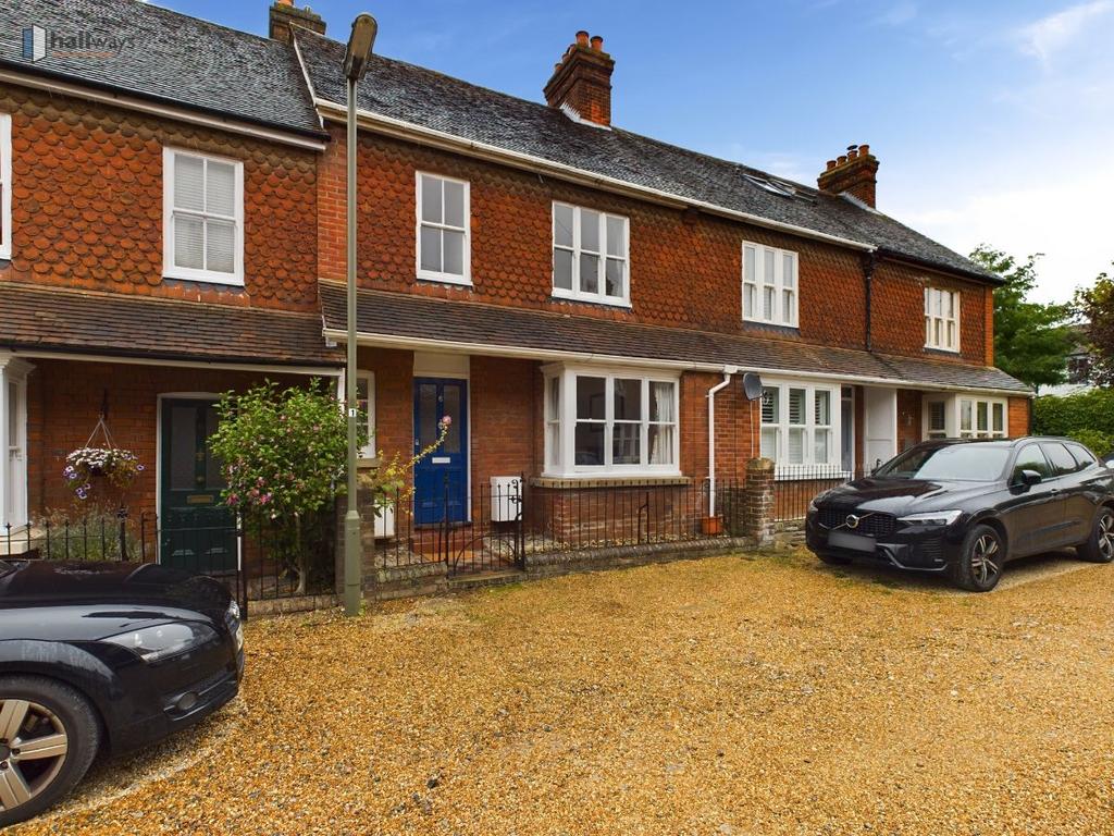 Reigate RH2 2 bed terraced house - £1,850 pcm (£427 pw)