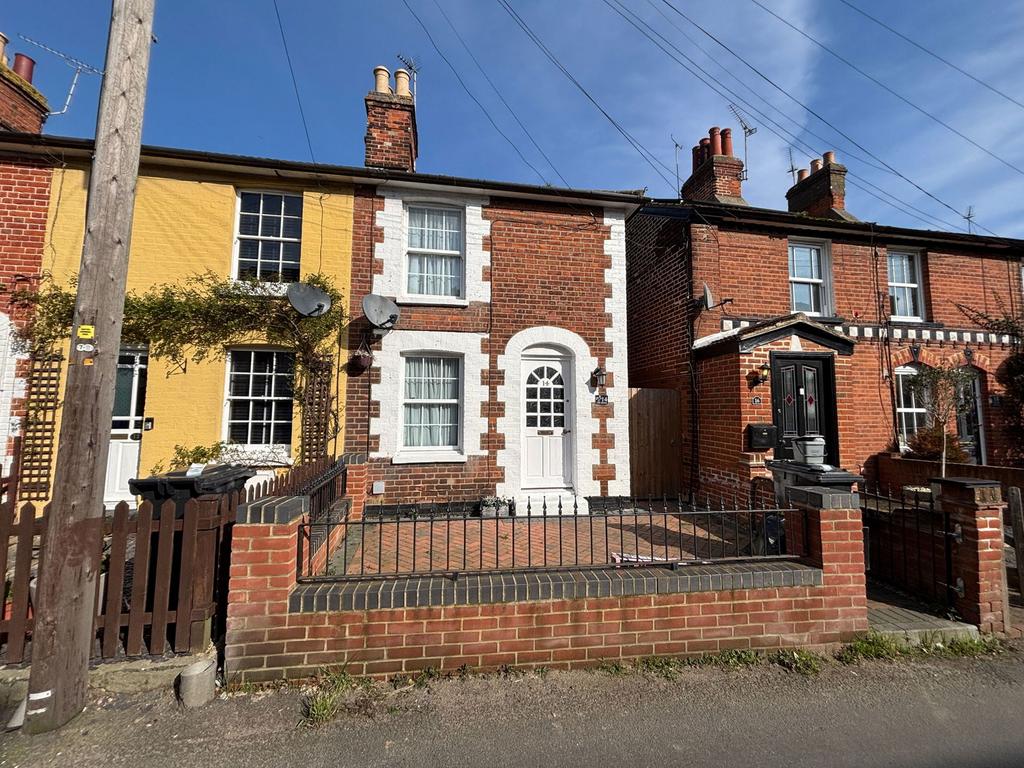 Crouch Road, Burnham-on-crouch CM0 2 bed terraced house - £1,400 pcm (£ ...