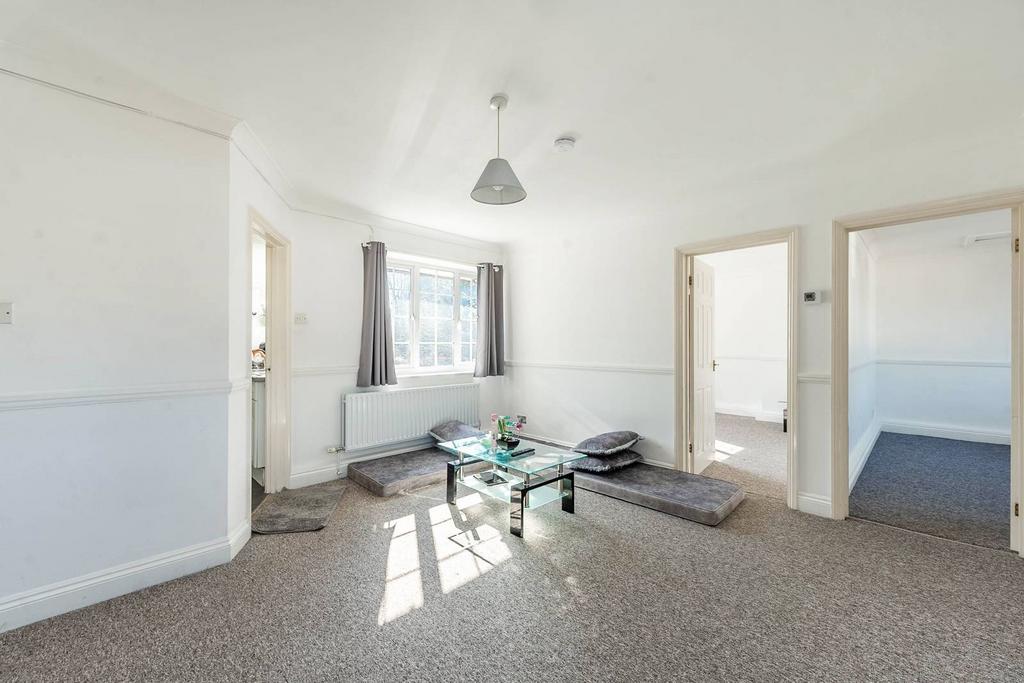 Goldsmith Lane, Colindale, London, NW9 2 bed maisonette to rent - £3,000 pcm (£692 pw)