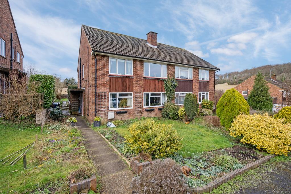 Darvell Drive, Chesham, HP5 2 bed maisonette - £350,000