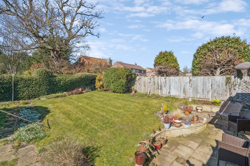 Penn Meadow, Stoke Poges SL2 2 bed bungalow for sale - £645,000
