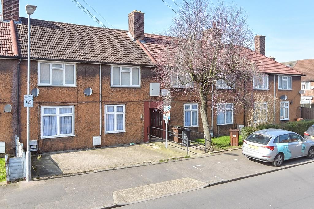 Grafton Road, Dagenham RM8 2 bed ground floor flat - £198,500