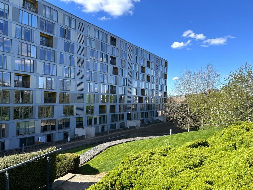 Saxton, The Avenue, Leeds 2 bed flat - £950 pcm (£219 pw)