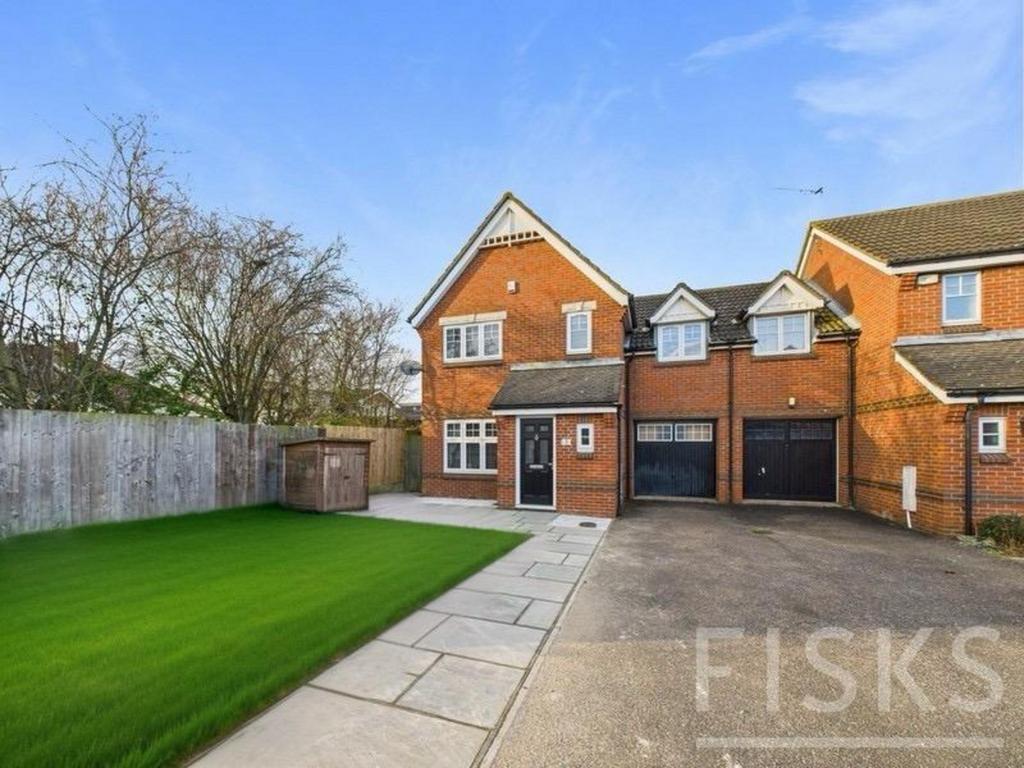 Romsey Drive, Benfleet, SS7 3 bed semi-detached house for sale - £425,000
