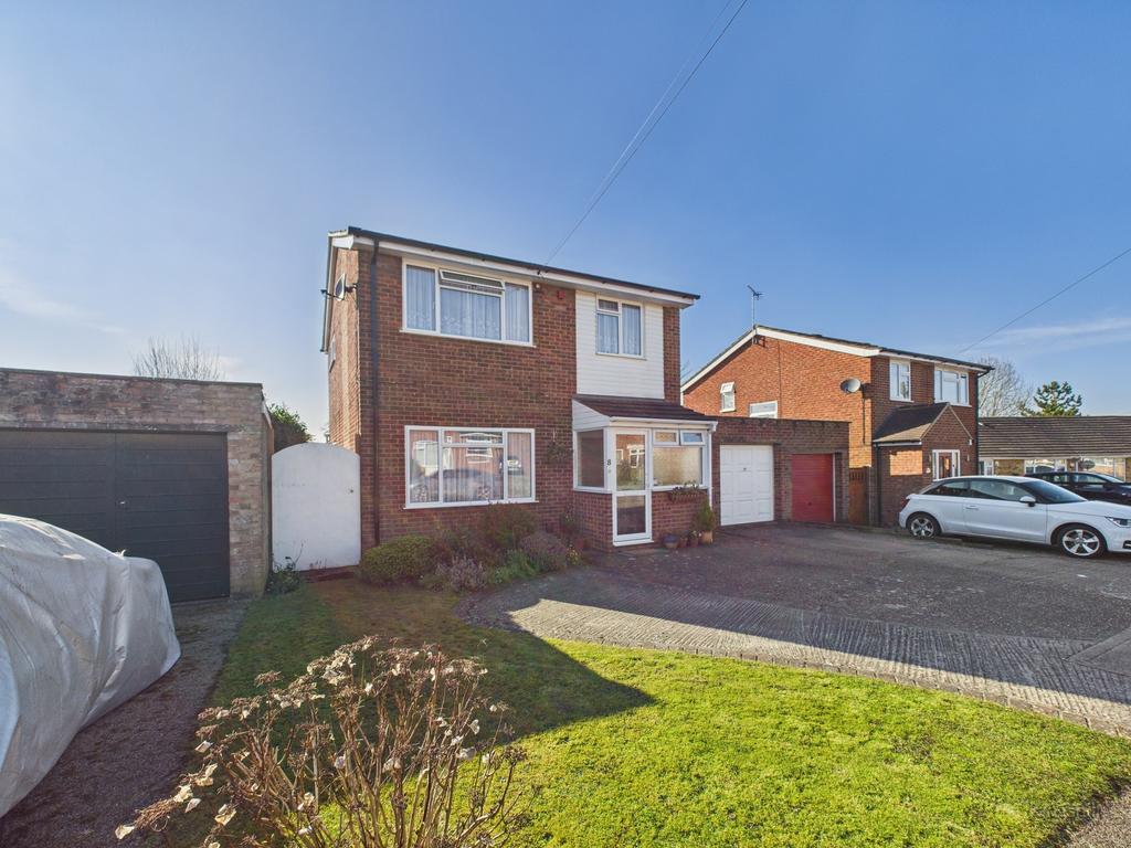 Honeysuckle Road, Widmer End 3 bed detached house for sale - £550,000