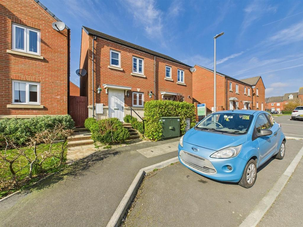 Stryd Bennett, Llanelli 2 bed semi-detached house - £160,000
