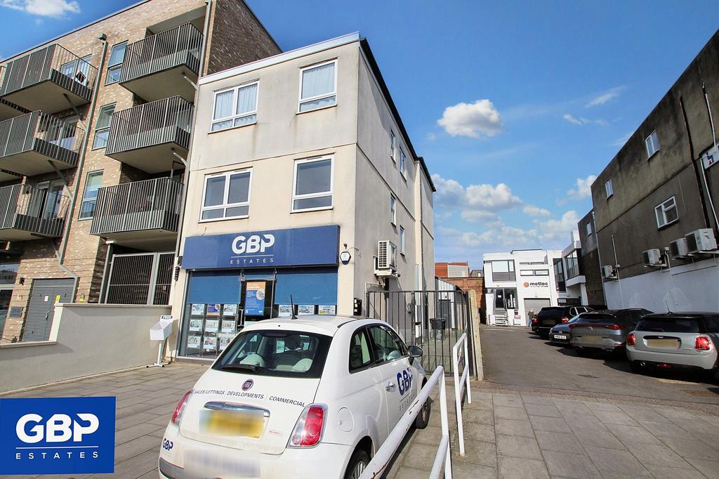 Victoria Road, Romford, RM1 1 bed flat - £1,300 pcm (£300 pw)