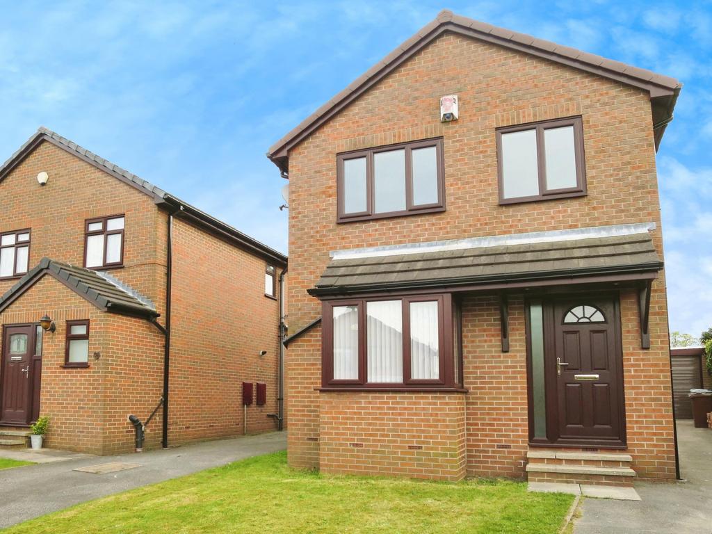 Bruntcliffe Drive, Morley, LS27 4 bed detached house - £1,400 pcm (£323 pw)