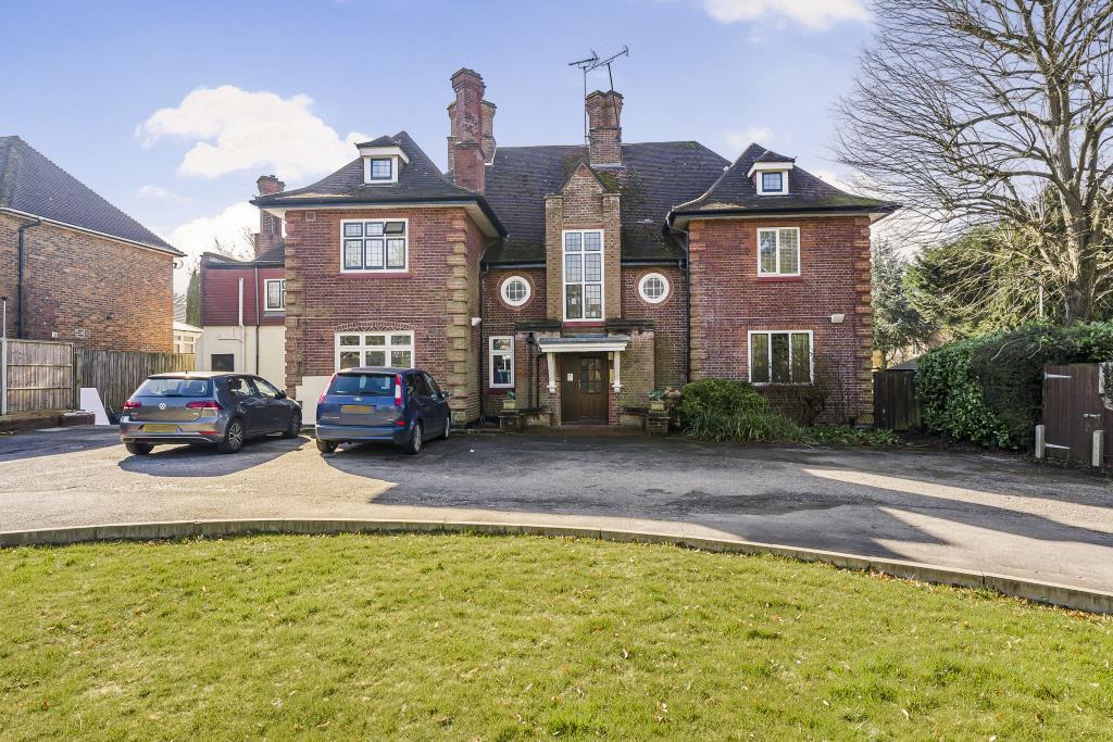 Frithwood Avenue, Northwood, HA6 2 bed apartment - £1,800 pcm (£415 pw)