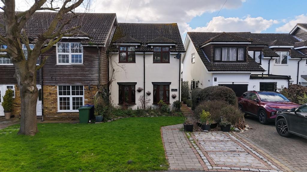 Tripat Close, Stanford-Le-Hope, SS17 4 bed terraced house for sale - £ ...