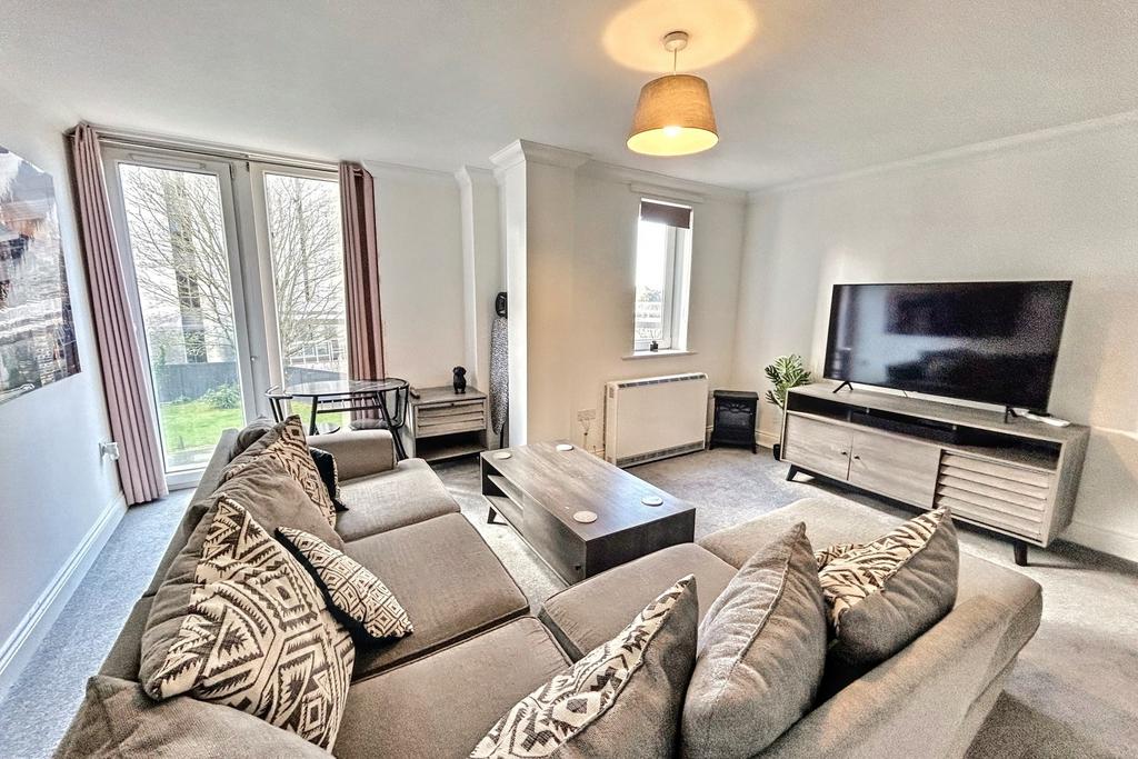 Poole 2 bed flat - £195,000