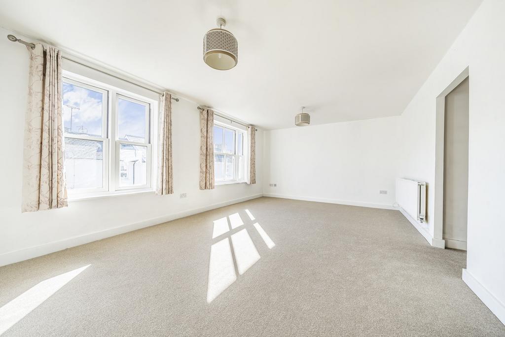 Charter Gate, Haywards Heath, RH16 2 bed apartment - £275,000