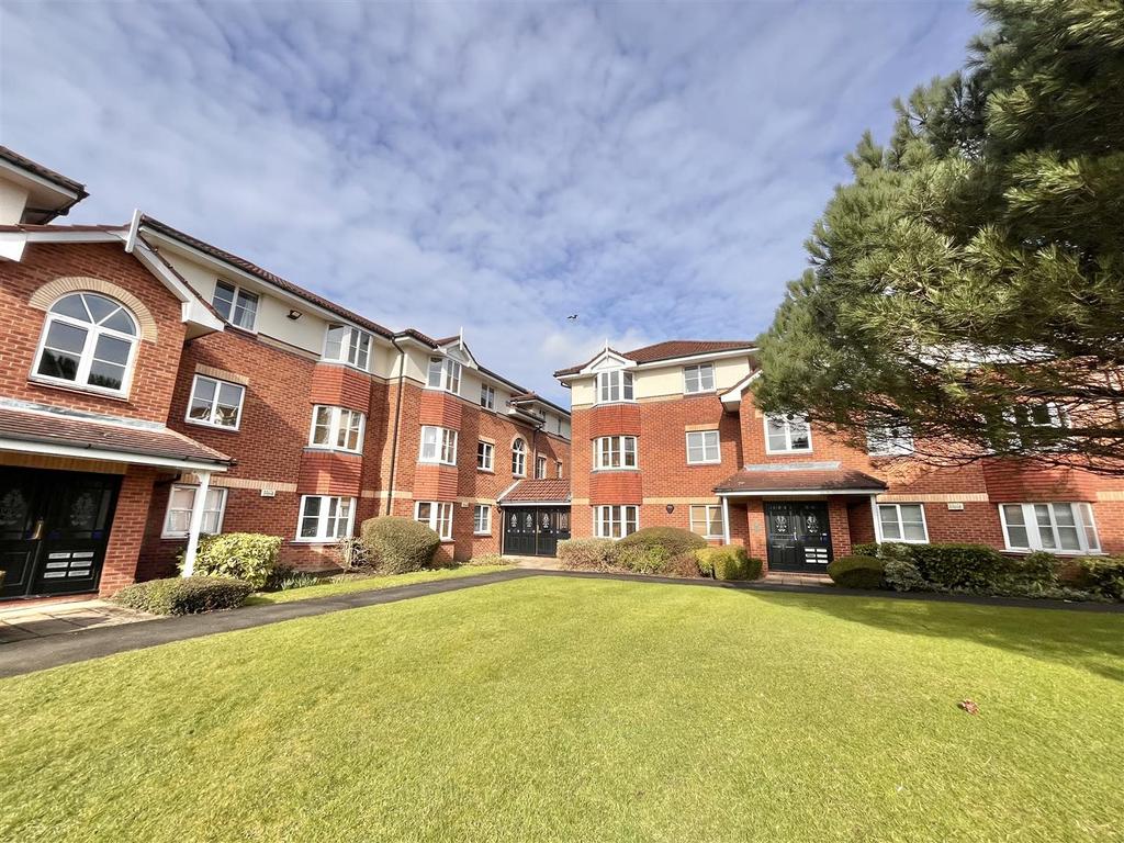 Summerfield Village Court, WILMSLOW 2 bed flat - £179,950