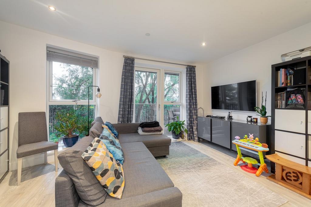 Trinity Way, London W3 2 bed flat for sale - £475,000