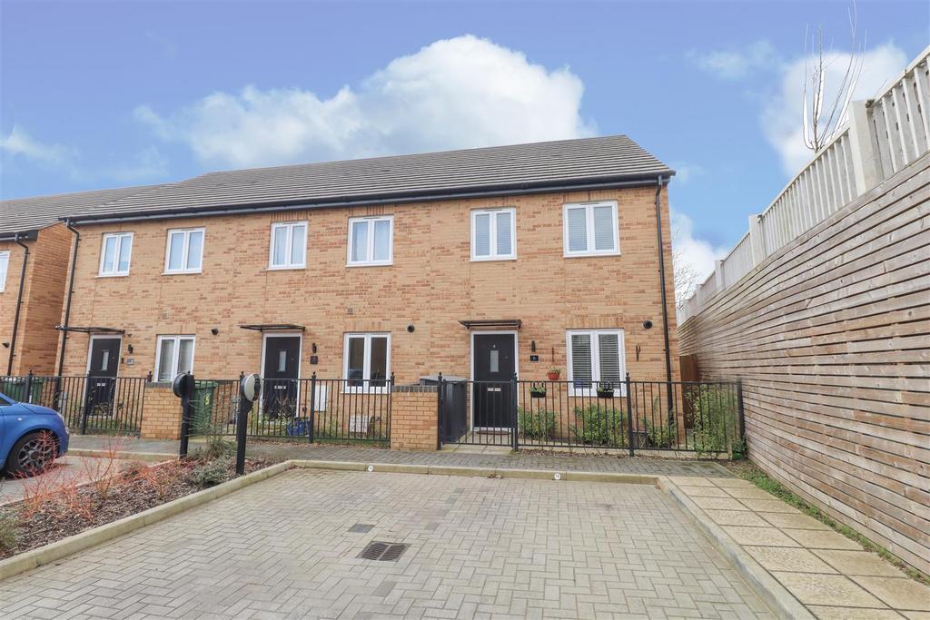 Ontario Road, Farnborough GU14 2 bed end of terrace house - £400,000