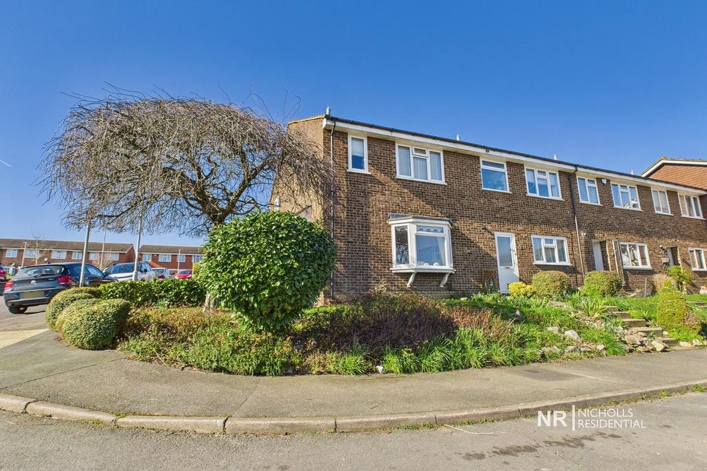 Drake Road, Chessington, Surrey. KT9 3 bed end of terrace house - £475,000