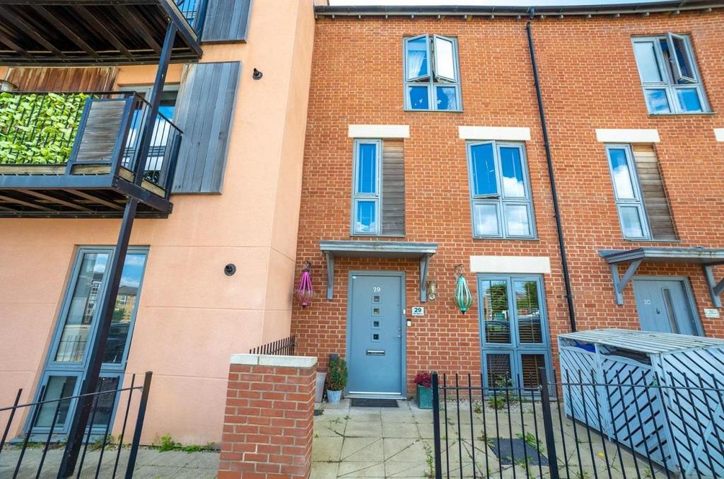 The Square, Upton, Northampton NN5 4 bed townhouse for sale - £325,000