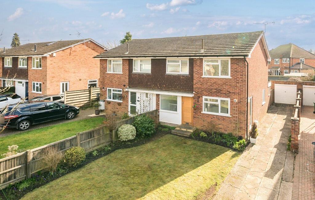 Honeypots Road, Woking, GU22 3 bed semi-detached house - £550,000