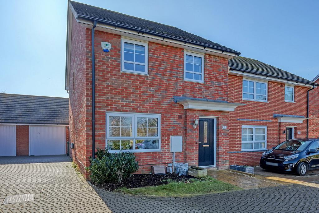 Walton Hall Drive, Felixstowe IP11 3 bed detached house for sale - £325,000