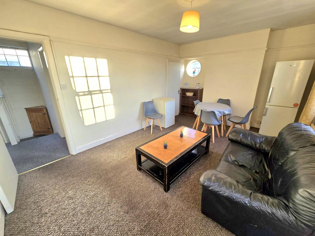 Grand Parade, Brighton BN2 3 bed flat - £1,500 pcm (£346 pw)