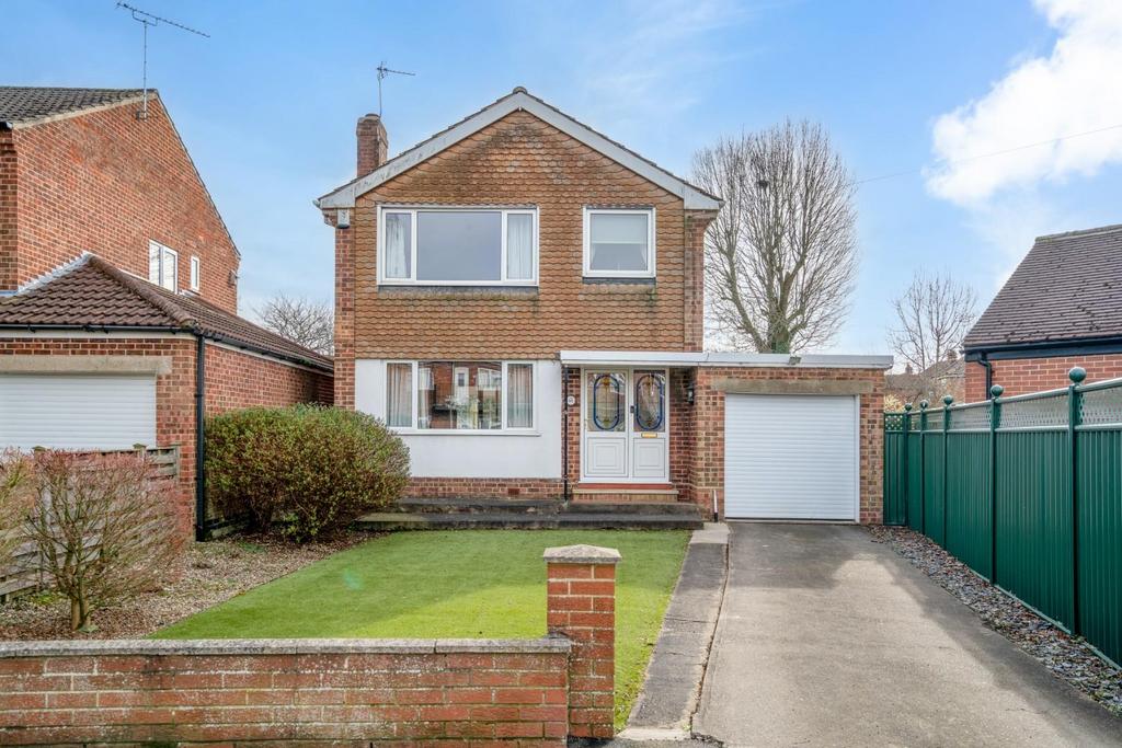 Hamilton Drive, York 3 bed detached house - £475,000